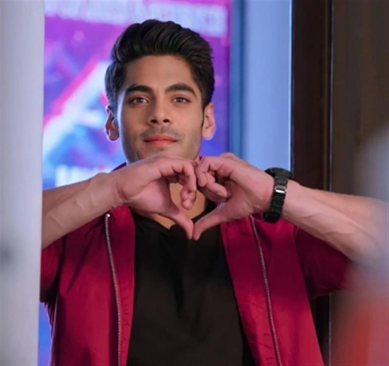 Simba Nagpal switches from workout to yoga while shooting in Agra