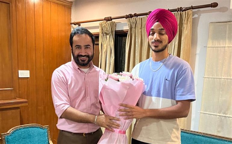 Meet Hayer pats Cricketer Arshdeep Singh on back for Selection in ...