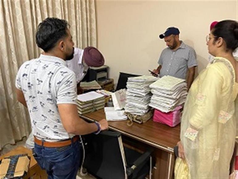 Vigilance conducts surprise checking at seven RTA offices to probe ...