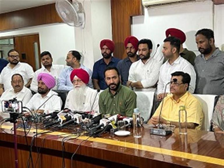 Meet Hayer & Dr Nijjar carry surprise check at MC's Sewa Kendra