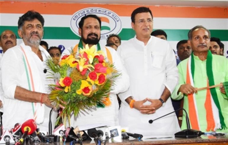 K'taka: Cong announces 3rd list of 43 candidates, 'keeps seat' for ...