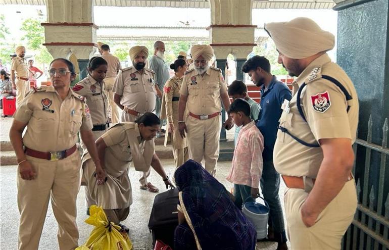 PUNJAB POLICE CONDUCT SEARCH OPERATION AT BUS STANDS, RAILWAY STATIONS ...