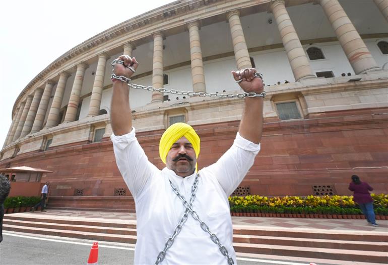 AAP MP Sushil Rinku protests against the central government with his ...