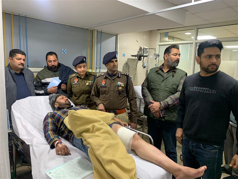 FOLLOWING ENCOUNTER WITH GANGSTERS, CP LUDHIANA KULDEEP SINGH CHAHAL MEETS INJURED ASI DALJEET ...