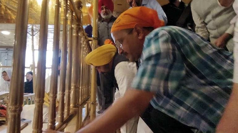 Arvind Kejriwal and Bhagwant Mann paid obeisance at Sachkhand Sri Harimandir Sahib, prayed for ...