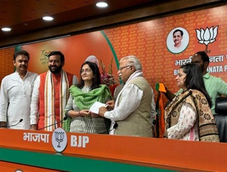 Former Congress Leader Mla Kiran Choudhary Daughter Shruti Joins Bjp 