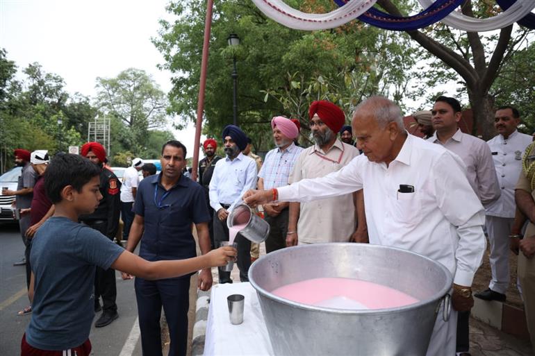 Governor of Punjab serves sweetened milk to passers-by during Chabeel ...