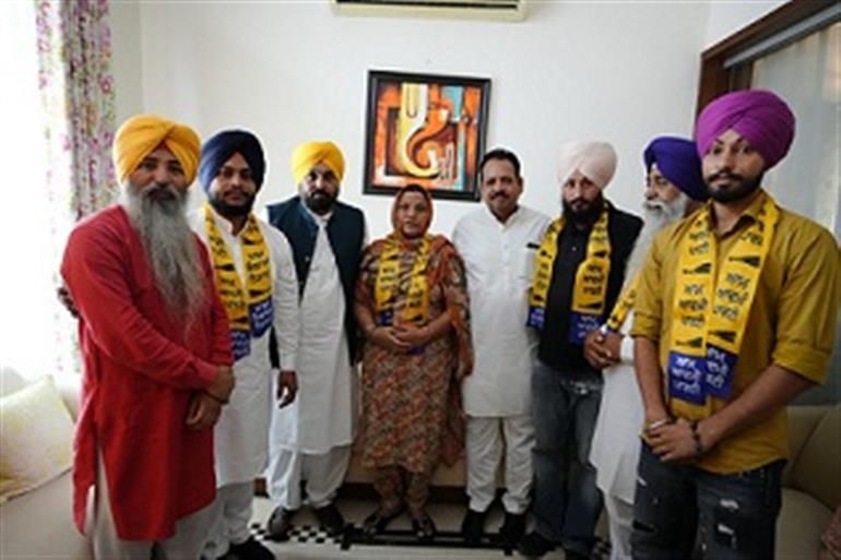 Jalandhar west by-poll : SAD candidate Surjit Kaur joins the AAP