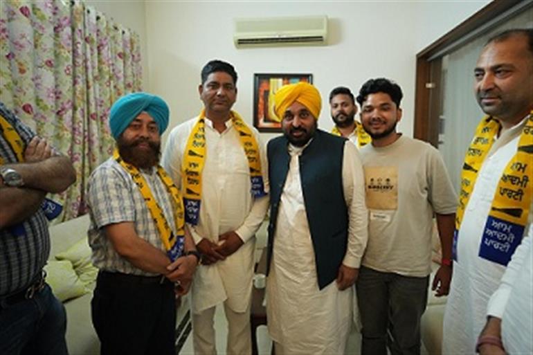 Sr. Congress, BJP leaders & office bearers joined AAP in Jalandhar