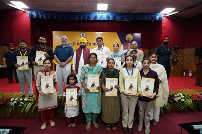 Mission Rojgar : Newly appointed employees get emotional, thanked CM ...