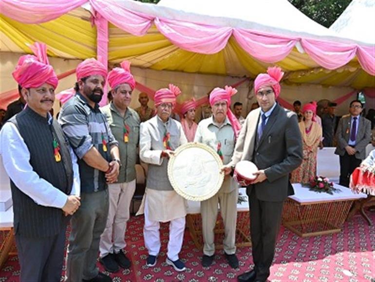 Himachal : Governor inaugurates traditional International Minjar Fair